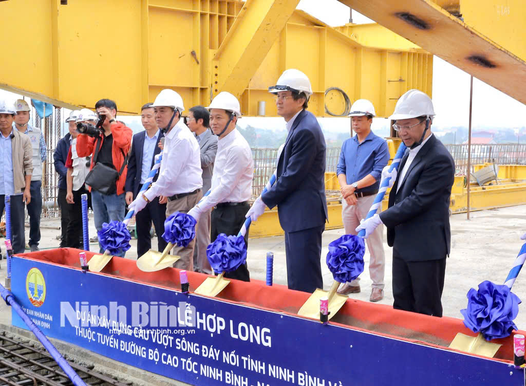 Hợp long cầu vượt nghìn tỷ kết nối Ninh Bình và Nam Định